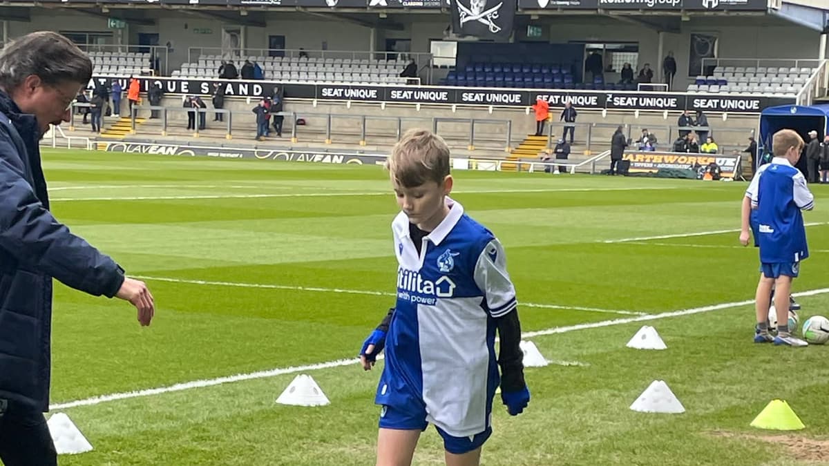 Stratton United U11s player honours great granddad at Bristol Rovers ...