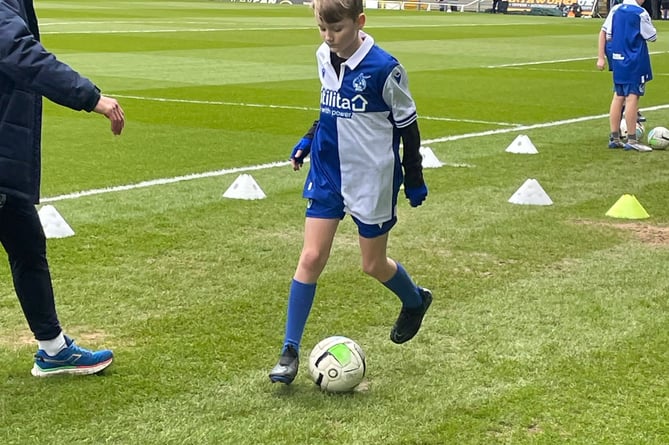 Stratton United U11s player honours great granddad at Bristol Rovers ...
