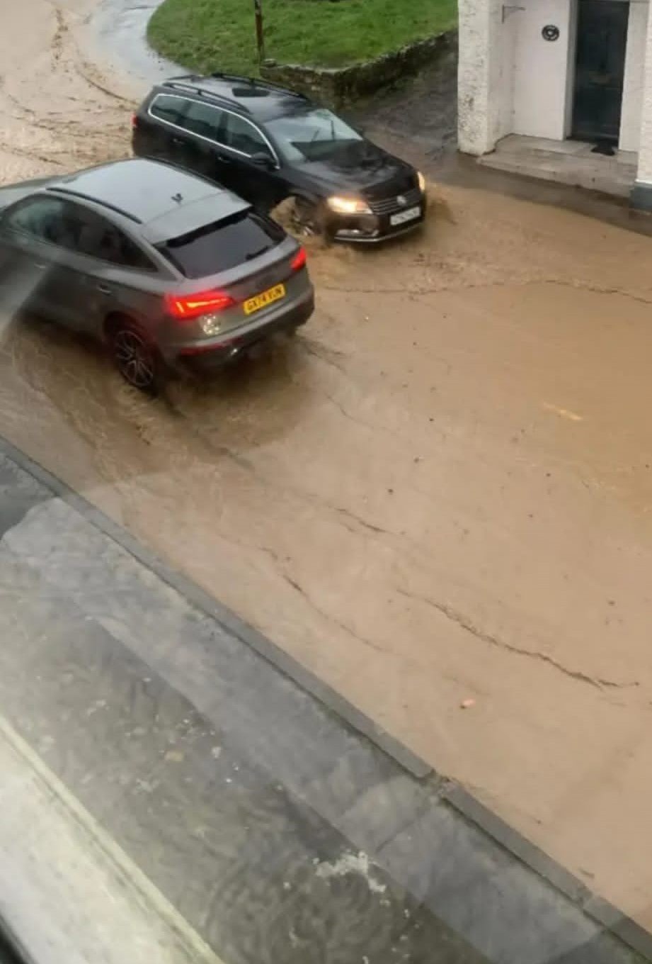 'Major incident' as more than 100 people evacuated in major floods ...