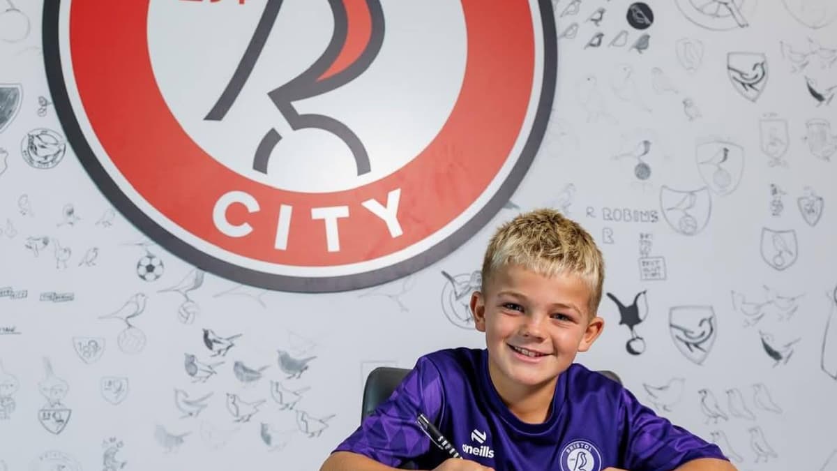 Youngster Robbie signs for Bristol City Academy | mnrjournal.co.uk